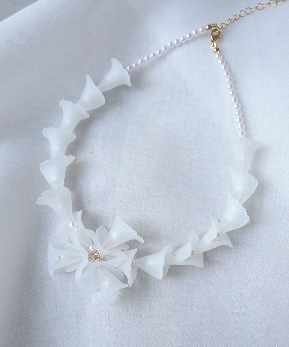 マットなフロスト加工のフラワーモチーフが上品なチョーカー。 お花が連なったようなデザインが乙女心をくすぐります！ パールが品の良い光沢感でアクセントに。 シンプルなトップスにさっと付けるだけで顔周りを華やかにしてくれる一品です。 MATER...