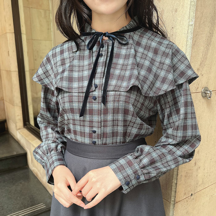 ■デザインポイント レトロなチェック生地で上品な着こなしを演出するケープ付きブラウス。 ケープはフロントのリボンで簡単に取り外せるため、着こなしの幅が広がるのも嬉しいポイント。 首周りのフリルや別珍リボンで甘さをプラスしました♡ ■オススメ...
