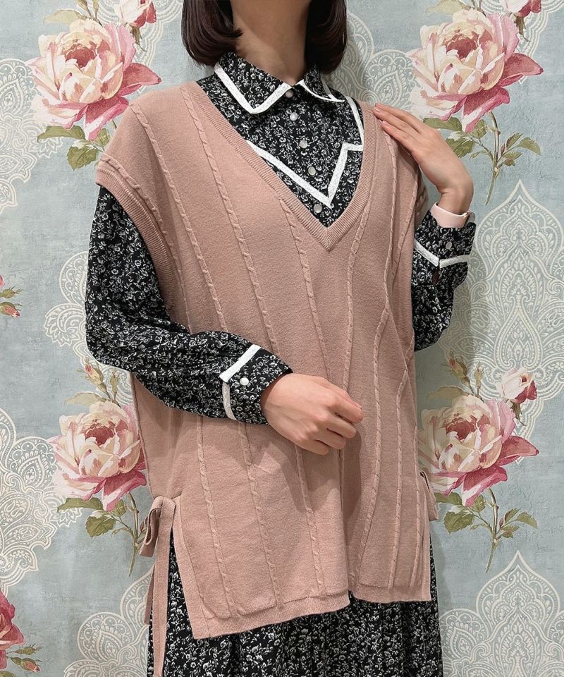 トレンドのレイヤードスタイルが楽しめるニットベストがお目見え！細いケーブルとゆったりとしたサイズ感が大人っぽく品の良い印象に。サイドリボンが女性らしいをプラスしてくれます。フェミニンなリラックス感のあるワンピースにさっとレイヤードするだけで...