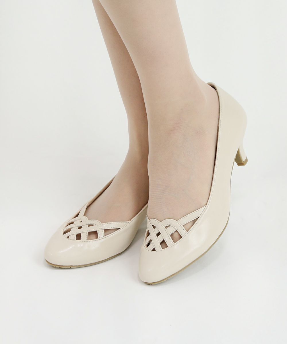 繊細なクロスデザインがクラシカルなパンプス。 編み込まれたクロスデザインから生み出される抜け感が大人っぽい印象に。 高すぎないヒールが足を綺麗に見せてくれて、歩きやすさも◎ 素足ではもちろん、カラーソックスを合わせてクロスデザインを際立たせ...