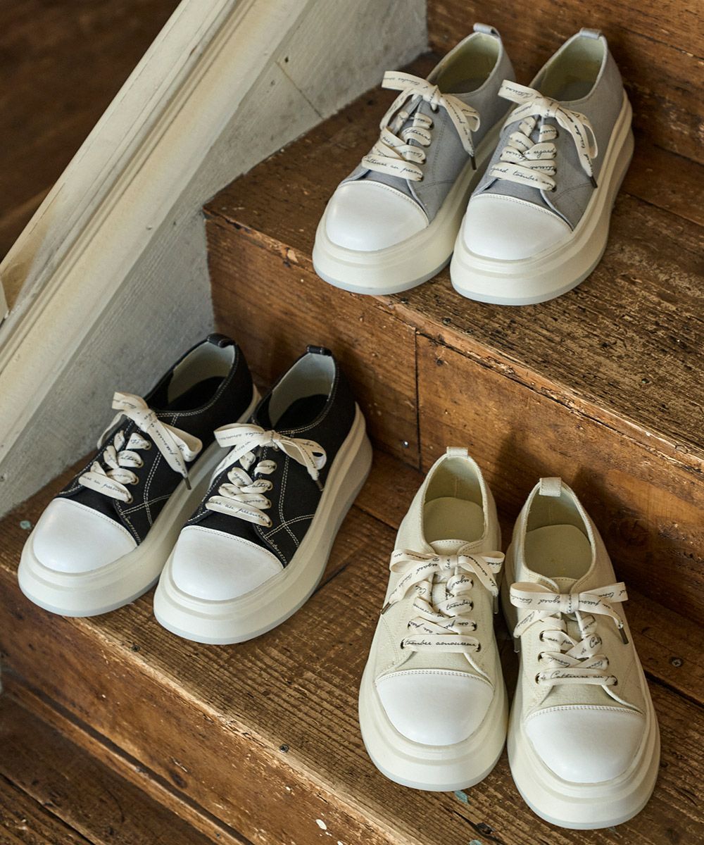 ■デザインポイント トレンド感のあるカジュアルスタイリングに欠かせないスニーカー。 オリジナルのロゴリボンがキャッチーなアクセントに◎ 足元にボリューム感を出して今っぽいバランスで履けるようソールの形にもこだわりました。 ロゴリボンがガーリ...