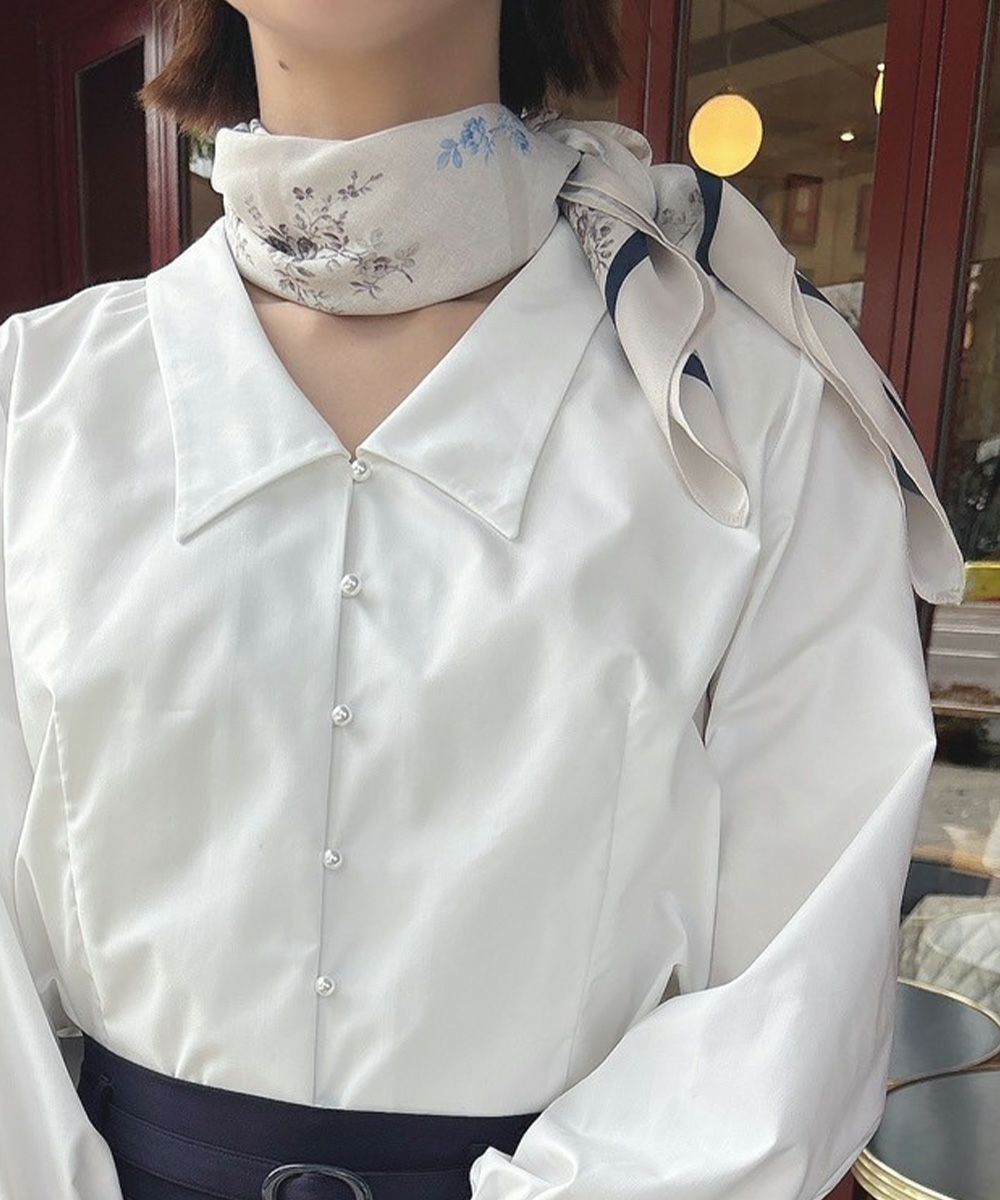 ■デザインポイント シネマヒロイン“Catherine”のお部屋の壁紙からインスパイアされたan another angelusオリジナル柄のスカーフ。 ヴィンテージライクなサテン素材が上品な印象に。 一枚あるとコーデのアレンジの幅が広がり...