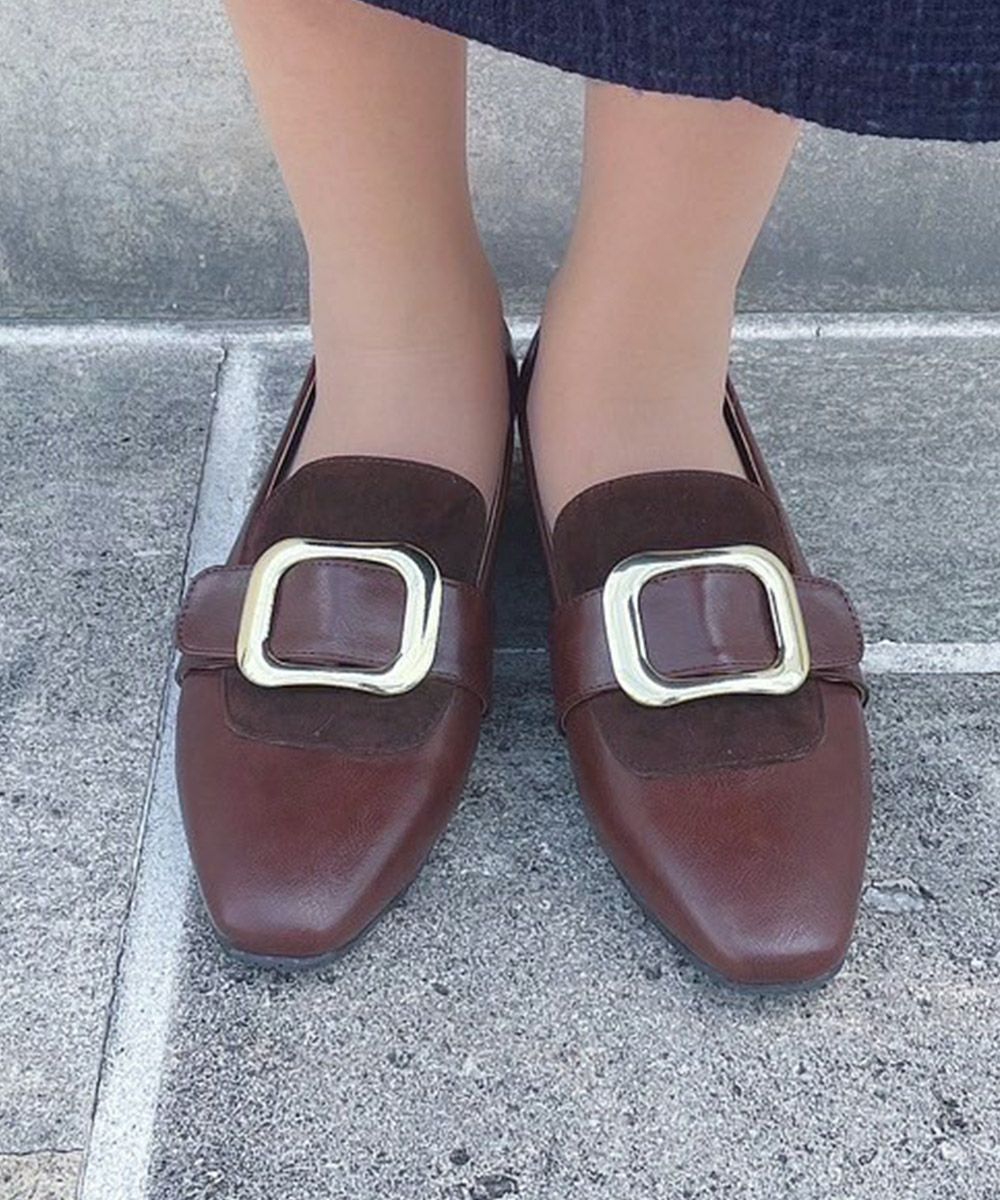 ■デザインポイント アッパー部分のバックル使いがとびきりヴィンテージなローヒールシューズ。 高すぎないヒールが足を綺麗に見せてくれて、歩きやすさも◎ バックル使いがコーディネートをより上品な印象にしてくれる一品に仕上がりました。 幅広いコー...