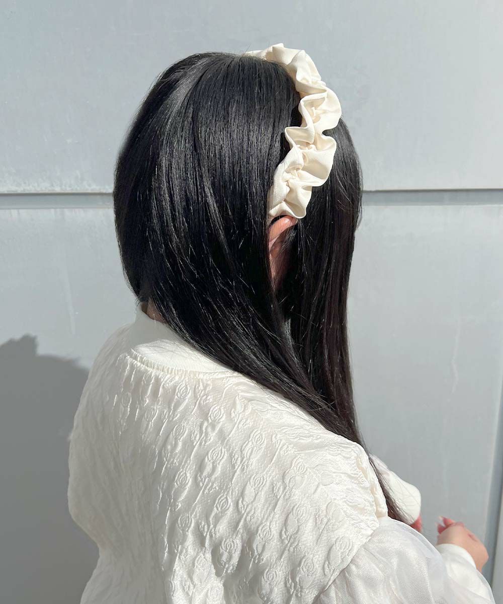 ■デザインポイント ホイップのようなフリフリのギャザーがとびきりキュートなカチューシャ。 マットな質感のサテン生地が甘く上品な仕上がりで、特別感を演出…♡ 幅広いコーデに合わせやすい、2色展開にも注目です！ ■オススメスタイリン...