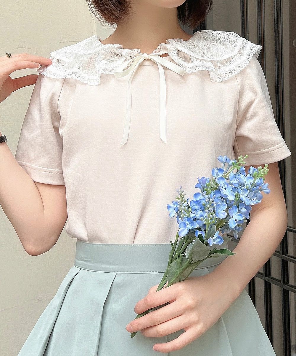 ■デザインポイント レースフリルの衿がガーリーなカットトップス。 フロントのリボンとレース使いでトレンドライクな甘さが漂う一品♡ レース衿は、トップスについている釦で簡単に取り外しができるため、シンプルなカットトップスとしても着...