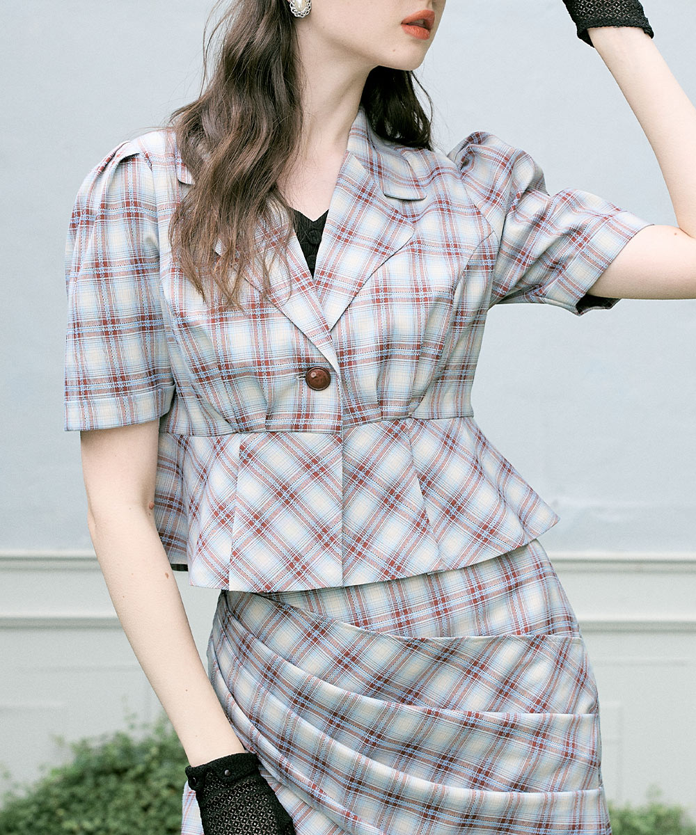 ■デザインポイント カラーチェックが目を惹くペプラムシルエットのジャケット。 トレンド感のあるカラーチェックのシャツ地は、ペプラムシルエットに落とし込むことでレディライクな仕上がりに。 シャツ地がさっぱりとした着心地で、夏でもさらっと羽織れ...