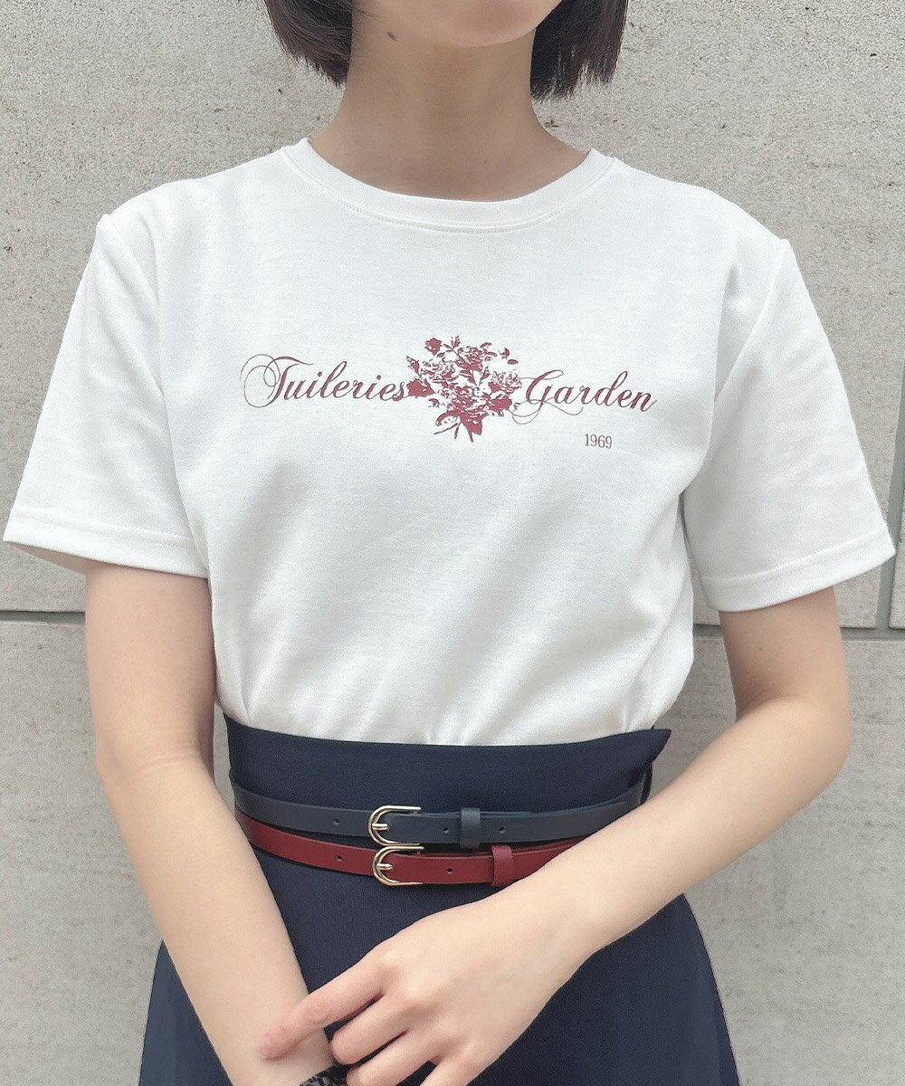 ■デザインポイント クラシカルなロゴ使いとブーケプリントが目を惹くTシャツ。 シックなブラックとフレンチなレッドの二色展開にも注目です。 コンパクトなサイズ感がパリジェンヌのような着こなしを叶えてくれます。 ■オススメスタイリング パリジェ...