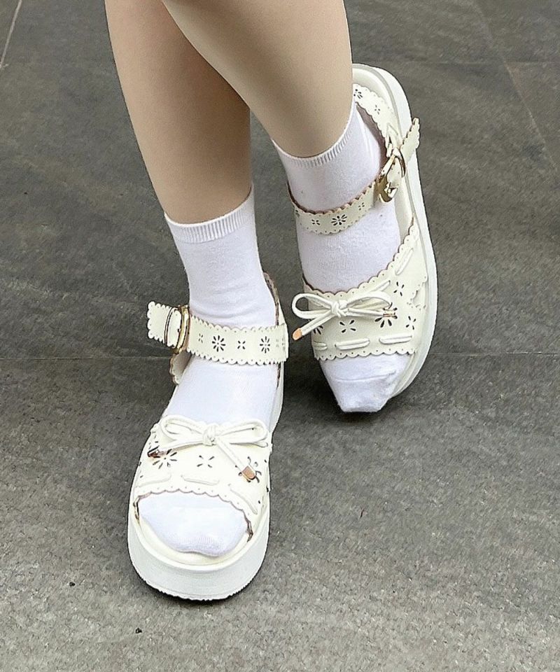 ■デザインポイント レースのような繊細なカットワークデザインがキュートなサンダル。 フラワーモチーフのカットワークとスカラップ状のベルトが乙女心をくすぐります…♡ 厚底ソールでスタイルアップも叶う一品です◎ ■オススメスタイリン...