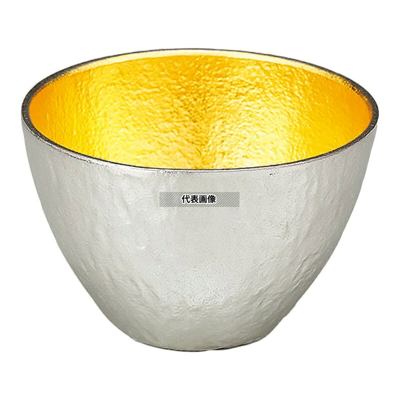 商品の特徴 錫 ぐい呑み 金箔 511270 ●内側に貼った金箔が華やかな錫(すず)製のぐい呑です。金沢を代表する伝統工芸品、金箔とコラボレーションしました。 ●一つ一つ職人の手で仕上げられたぐい呑は、金沢の職人の手によりまた一枚一枚金箔を...