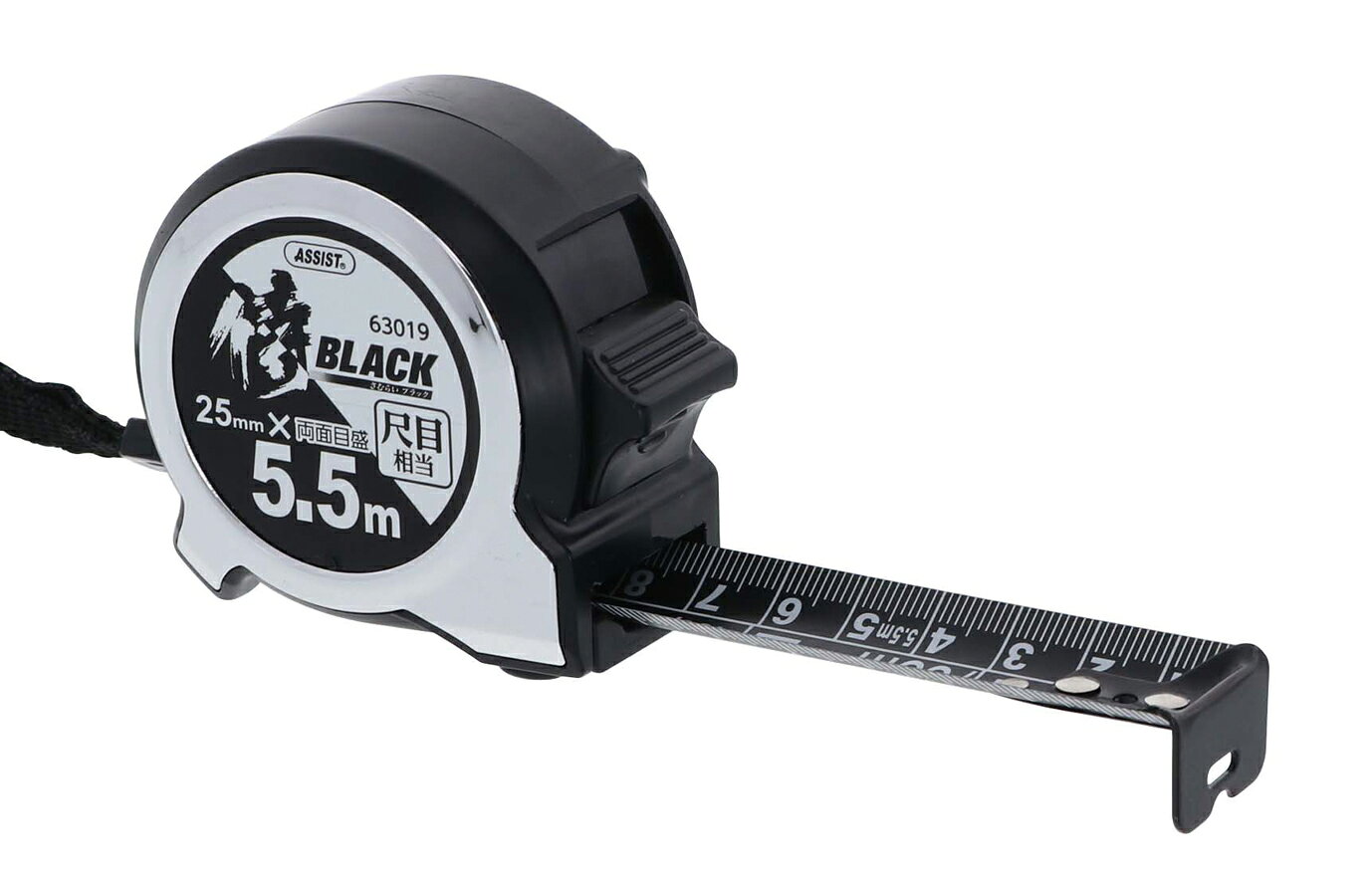 商品の特徴 侍B超コンパクトコンベ尺目25-5．5M　黒 ●BLACKテープ＋ホワイト目盛りで抜群の視認性 ●目盛長持ち、摩耗を防ぐ!ナイロンコートテープ 製品仕様 ●目盛長持ち、摩耗を防ぐ！ナイロンコートテープ●両面印刷 JANコード：4...