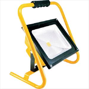 オレンジブック トラスコ中山　TRUSCOグリーンクロス LED充電式投光器 50W 三段調光 〔品番:1135055105〕[ 注番:2381848]特長●最新型のLEDを搭載し強烈な明るさを実現した高輝度投光器です。●充電式なので発電機...
