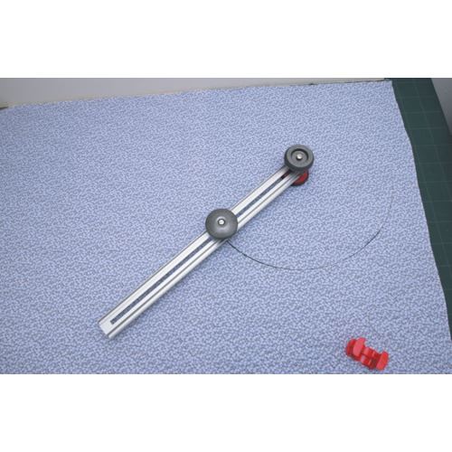 オレンジブック トラスコ中山　TRUSCONT 布用特大円切りカッター 〔品番:CL10000P〕[ 注番:8533832]特長●布専用の大型円切りカッターです。用途●布やフェルト等を円に切り抜く作業用仕様●刃厚(mm)：0.3●適合替刃：...