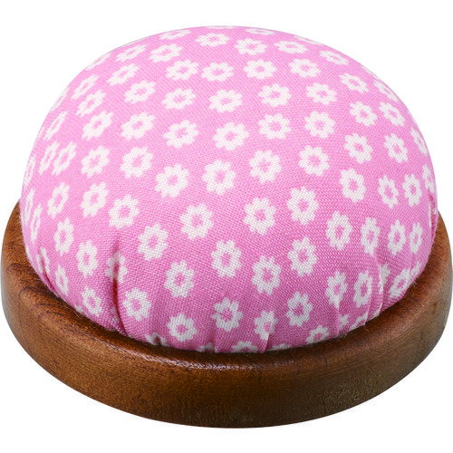 オレンジブック トラスコ中山　TRUSCOCLOVER カントリーピンクッション 〔品番:23049〕[ 注番:1991488]特長●木の素材感がやさしいピンクッションです。●針の収納に便利な用品。仕様●直径(mm)：70mm、高さ：約40...