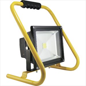 オレンジブック トラスコ中山　TRUSCOグリーンクロス LED充電式投光器 30W 三段調光 〔品番:1135055104〕[ 注番:2388214]特長●最新型のLEDを搭載し強烈な明るさを実現した高輝度投光器です。●充電式なので発電機...
