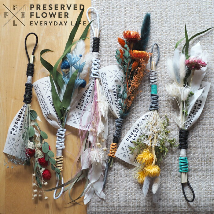 複数のパラコードで組み編まれたスワッグ。 色を組み合わせた遊び心のあるデザインが、空間に楽しいアクセントを加えます。 インテリアとして使いやすいサイズ感でアレンジを組みました。 ラックにそっと掛けたり、お気に入りのベースに挿したり、思い思い...