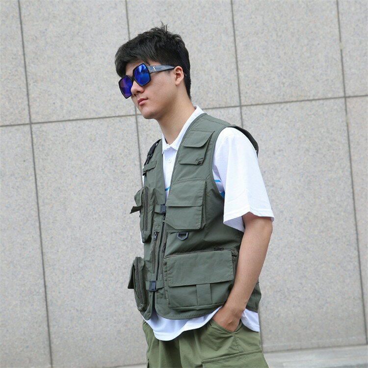 商品情報商品名ベスト カメラマンベスト 多機能 メンズ ノースリーブ 前開 アウトドアベスト ジップ 春秋 マルチポケット 作業服 ゆったり 撮影用 フィッシング キャンプ 釣り お洒落 アウター シンプルカラーブラック カーキ キャメル ...