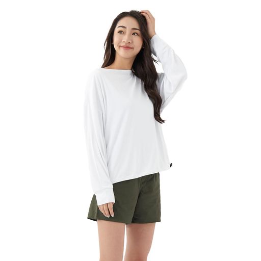 長袖ラッシュガードTシャツと、ショートパンツのセットです。 紫外線対策として普段使いができて、水着の上からカバーアップとしても使えます。 トップスの裾はアジャスターで絞れるので、お好きなシルエットに変えることができます。