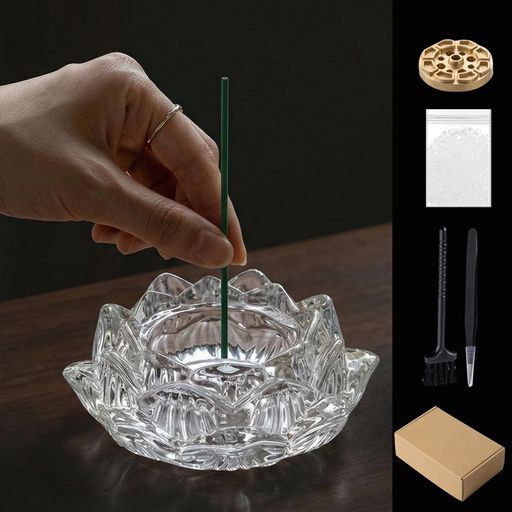 1【熟練職人の手仕事・250gの重厚な存在感】 伝統的な「古法琉璃(パート・ド・ヴェール)」技法を用い、職人が一つ一つ丁寧に仕上げた15弁の立体的な蓮華デザイン。型抜き製品にはない奥深い透明感と、約250gのずっしりとした重厚感が特徴です。...