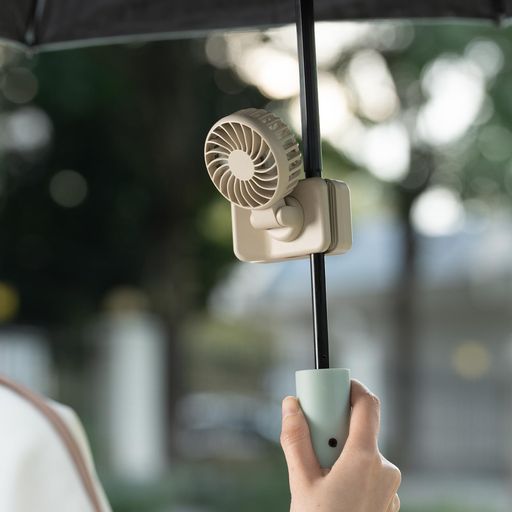 【106g、超軽クリップ扇風機】日傘クリップファンは、手のひらサイズで 106g軽さ を実現しています。日傘などに挟むことができて、炎天下の散歩中でも手軽に涼風をゲット!鞄の隅に入るコンパクト設計で、外出先の暑さ対策に最適です。 【1200...
