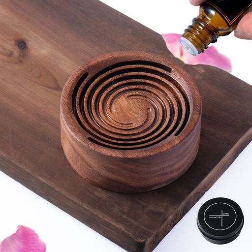 【ウッドデザイン】:ディフューザーは、純粋なナチュラルで環境にやさしいシンプルなデザインで、高品質の黒胡桃の木で作られており。黒胡桃の木は香の時間の最も長い木を残す。アロマオイルが有益な分子特性を保持するのを助ける熱のない方法を使用して、こ...