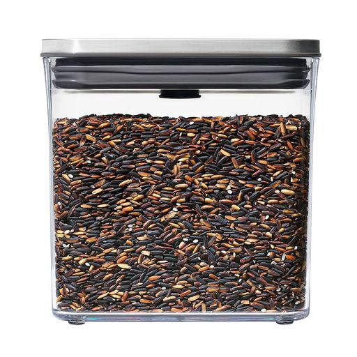 サイズ:L約16xW約11XH約16cm 生産国:中国 高級感のあるステンレスのデザイン OXOポップコンテナは、片手でボタンをプッシュするだけで簡単に開閉できる乾燥食品用保存容器 柔らかいシリコンでしっかり密閉でき、小麦粉・コーヒー豆・プ...