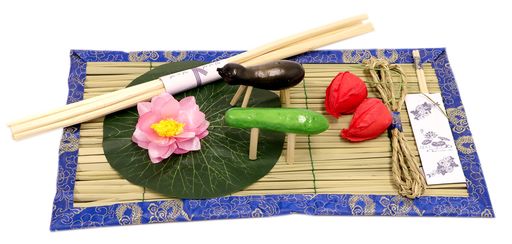 セット内容:マコモ・麻ガラ・ハスの葉(布)・蓮の花(布)・縄・箸・牛・馬(ナス・きゅうり)・ほおずき どの地域でも使える基本的なお盆飾りセットです 飾る期間は、8月13日~16日。盆明けの送り火が終わった16日の夕方に片付けます。 生産の都...