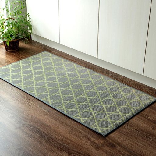 サイズ:約60x270cm 原産国:日本 素材:表地=い草(普通織)裏地=ウレタンフォーム6mm 洗えません。 ※い草自体が持つ油分により汚れを弾くので洗う必要がなく長くご使用いただけます。