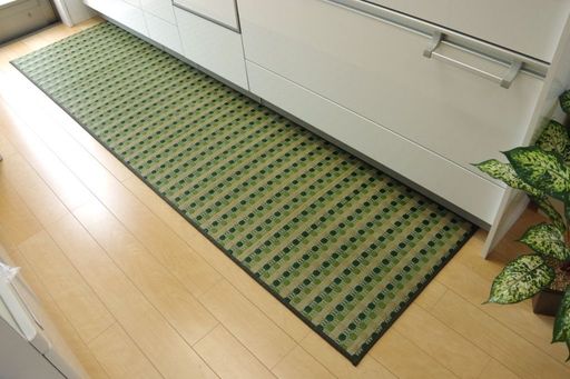 サイズ:約43x240cm 原産国:日本製(純国産) 素材:表地=い草(九州産) 裏地=ウレタンフォーム6mm ※紋織 ヘリ=綿85% 麻15% 洗えません。 裏地にはウレタンフォームを使用しクッション性を持たせています。 サイズ:約43x...