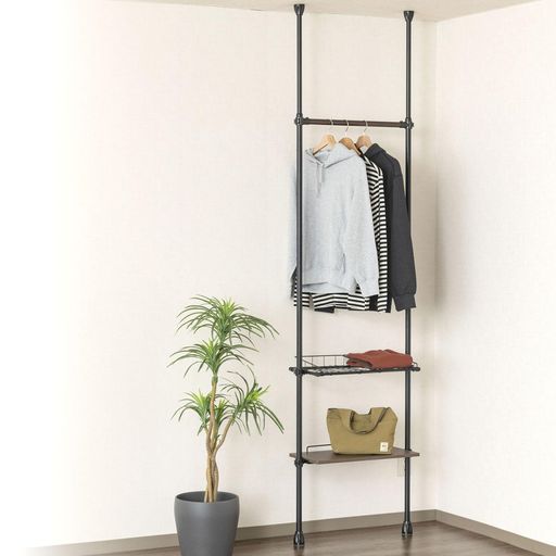 商品サイズ:幅62x奥行27x高さ200~280cm 材質:本体パイプ(スチール)、固定パーツ(ABS+TPE)、シェルフ(パーティクルボード メラミン加工) 耐荷重:全体耐荷重21kg/伸縮式ハンガーポール12kg/かご1つ当たり2kg/...