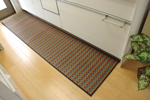 サイズ:約43x180cm 原産国:日本製(純国産) 素材:表地=い草(九州産) 裏地=ウレタンフォーム6mm ※紋織 ヘリ=綿85% 麻15% 洗えません。 裏地にはウレタンフォームを使用しクッション性を持たせています。 サイズ:約43x...
