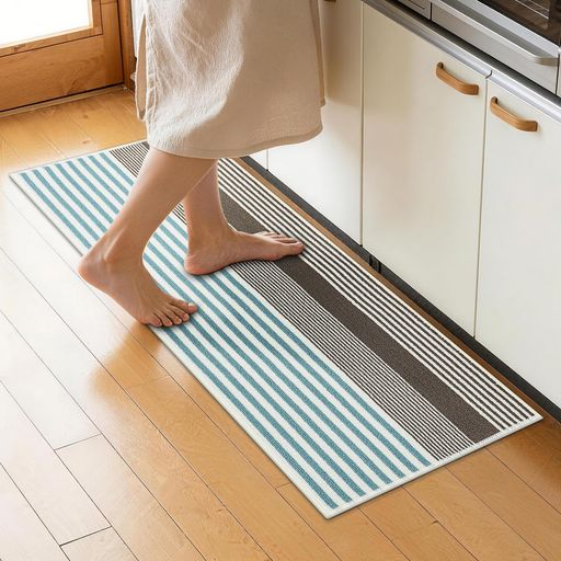 【毎日の家事を快適に・足の疲労を軽減】 長時間の立ち仕事は足腰に負担がかかります。このキッチンマットは厚さ約12mmの程よいクッション性を持ち、柔らかなパイル生地が足裏への負担を優しく吸収します。まるで雲の上にいるかのような快適な踏み心地で...