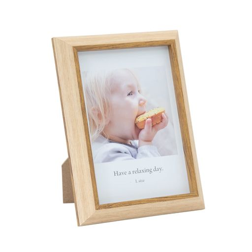 やわらかな色合いの、シンプルでお洒落なフレーム。 ナチュラルなカラーの組み合わせがインテリアに馴染みます。 上品で洗練された雰囲気なので、プレゼント等にもおすすめです。 外寸:W110xH148xD16mm/窓寸:W82xH122mm/重量...