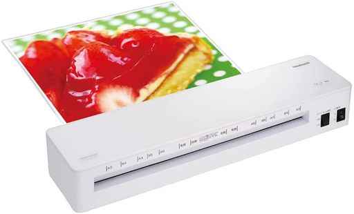 電源を入れて約104秒で1枚目が完成するクイックラミネートが可能。 ウォームアップ約60秒、A4加工速度約44秒。 100μm・150μmフィルム対応。(150μmは厚紙のラミネートには対応していません) ガラスパネルを採用した美しいデザイ...