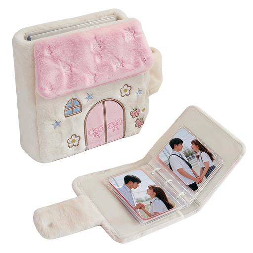 【遊び心あふれる「おうち型」デザイン】 まるでお家のような愛らしいシルエットが特徴。もふもふとした柔らかな手触りで、デスクに置くだけでインテリアとしても映える、可愛さ満点のミニバインダーです。 【バッグに収まるサイズ感】 本体は約13x12...