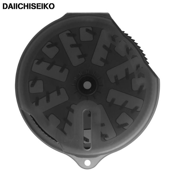 コンパクトサイズの糸クズ巻き取り器です。スリットから糸クズを入れて、ワインダーを矢印方向に回すだけ！回収後の糸クズも簡単につまみ出して廃棄できます。●Size：84x23mm●重量：25gMADE IN JAPAN