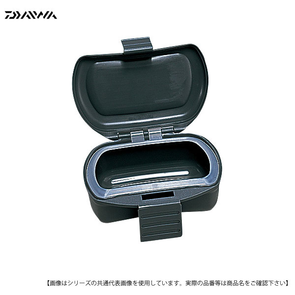 ■ミミズのはい上がりを防止するユニークなミミズ返しフレーム付き。■フレームを上蓋に固定すれば普通のエサ箱として使用可能。■中に仕切りのある「T」タイプは2種類のエサが収納可能。■ベルトにがっちり固定できるベルトロック式。