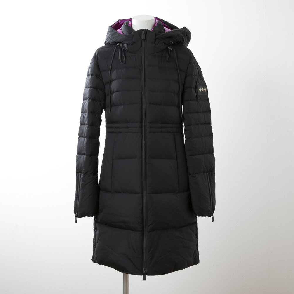 COMMENT ウエストに絞りを付けた、少しタイトなシルエットのミドル丈ダウンコート。裏地のカラーがアクセントに。 シルエットに合わせてダウンステッチも幅を狭くし、脇にある細幅の縦ステッチが特徴的です。袖口のファスナー開閉のスリットがオリジ...