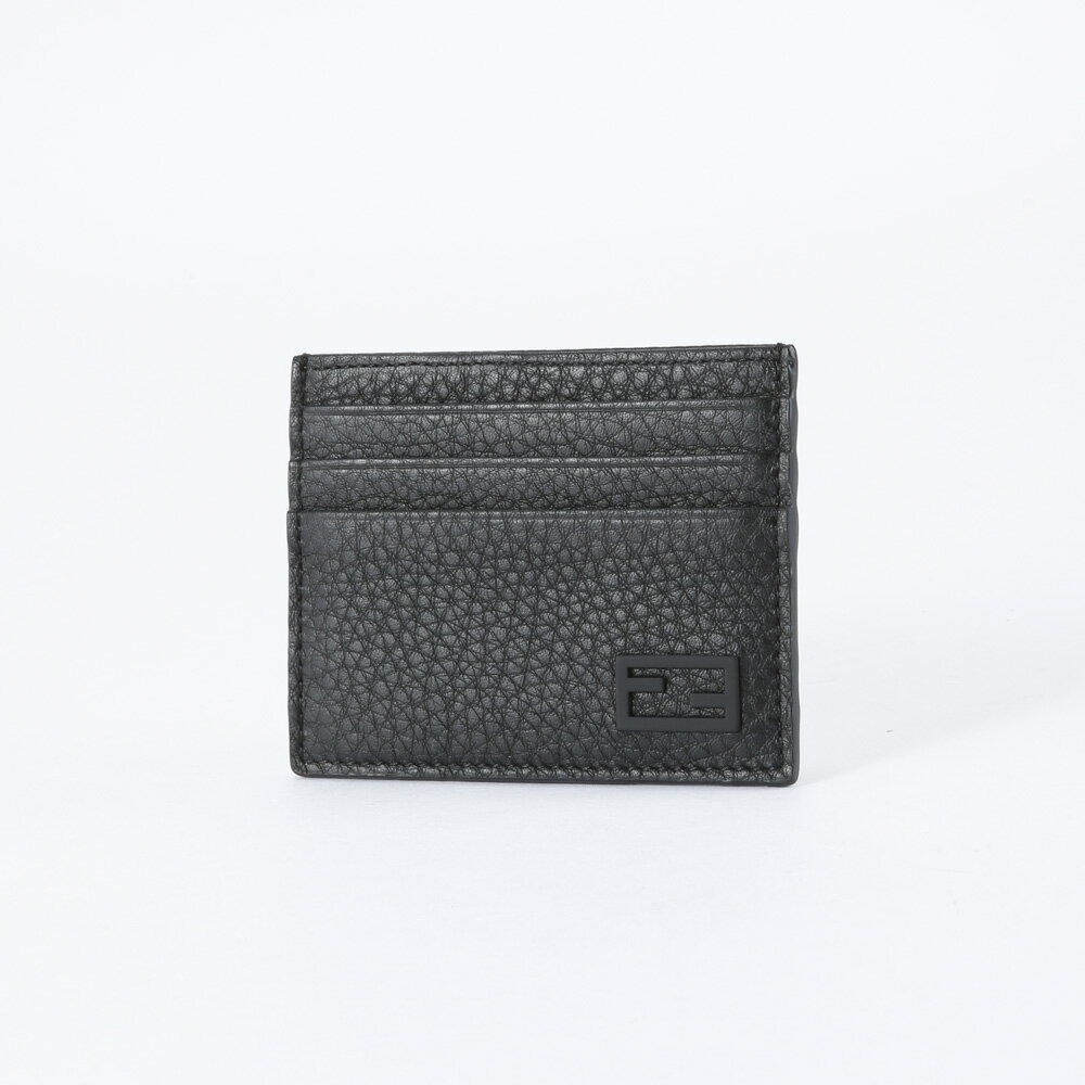 COMMENT 上質なレザーにブランドを象徴する「F」のロゴを施したスタイリッシュなカードケース。 無駄のない洗練されたデザインに、シックなカラーリングで、シンプルながらも存在感のある一品です。 世代を問わず長く愛用していただけること間違い...