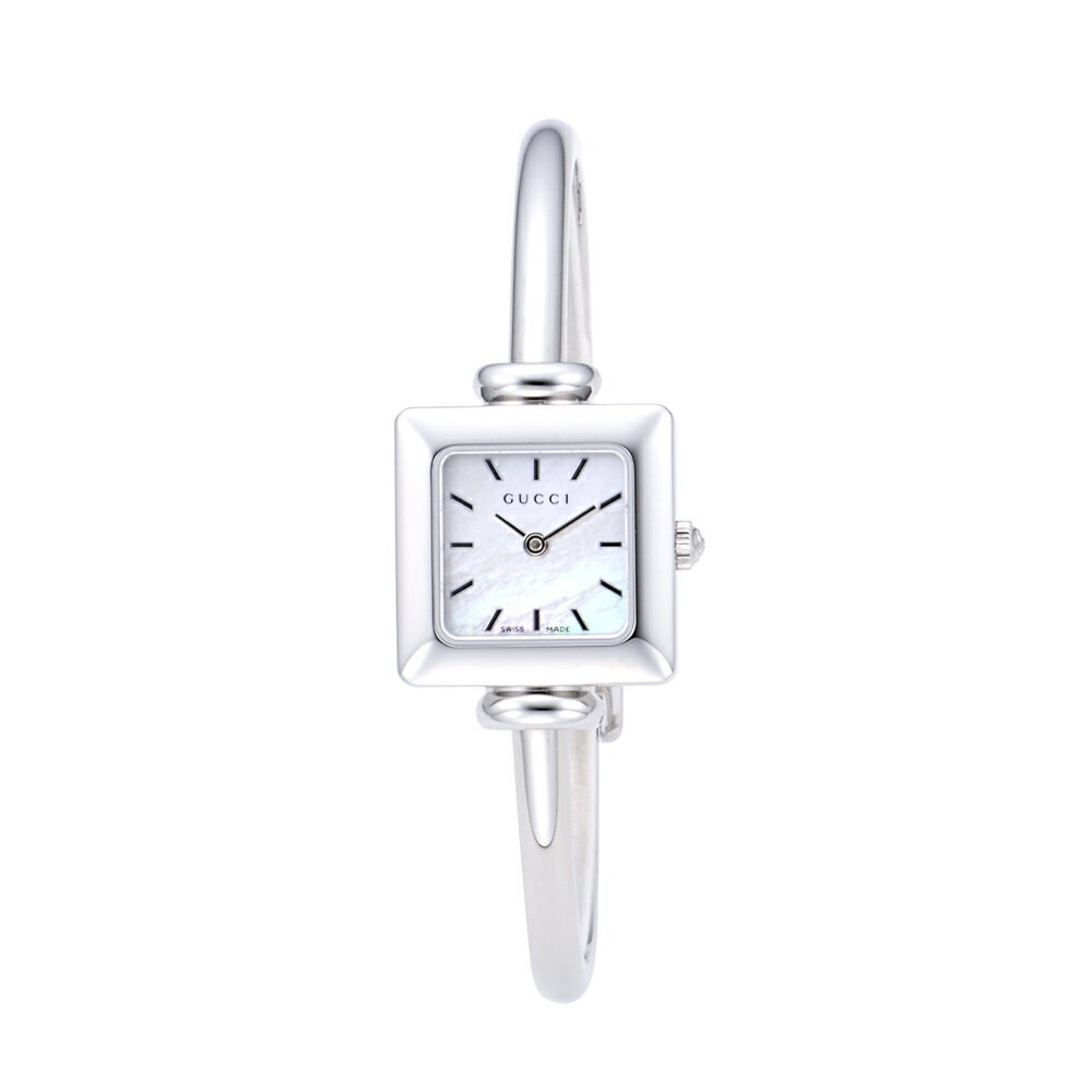 COMMENT グッチの1900シリーズは、アクセサリー感覚でお洒落に楽しめるスタイリッシュなデザインが人気のタイムピース。 ピラミッド型に角度と丸みをつけた20ミリの角形ケースは小ぶりで女性らしく、華奢なバングルブレスと半円ラグが絶妙にマ...