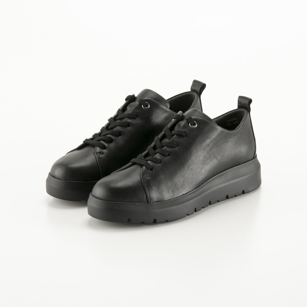 COMMENT ANYOで人気のトラックソールスニーカーがリニューアル。 履き心地の良さはそのままにソールデザインを変更しました。 大人が履けるすっきりフォルムにレザーの風合いでオンタイムにも活躍してくれそう。 ソールまで全て黒で統一したブ...