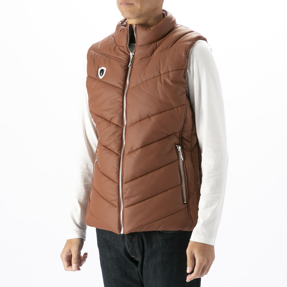 COMMENT フェイクレザーのフルジップアップ 中綿ベストです。 表地に合成皮革（フェイクレザー）を使用することで、落ち着いた大人な雰囲気を演出します。 バックに施された刺繍と胸元のエンブレムが特徴的。 羽織るだけで上品な男の色気をグッと...