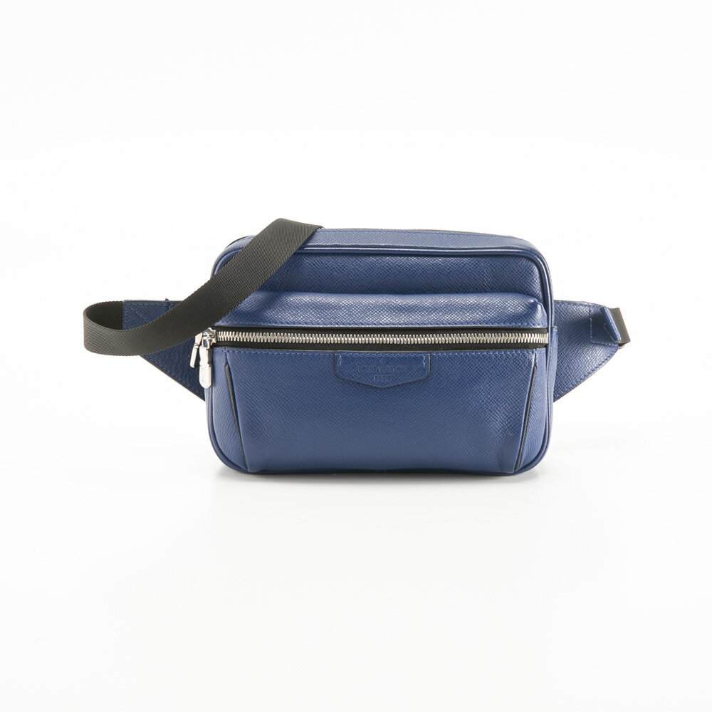 COMMENT メンズ人気ライン「バムバッグ・アウトドア」のご紹介です。 携帯やお財布が入る小ぶりなサイズ感で、身軽にお出掛けしたい時にとても重宝するお品です。 【ルイ・ヴィトン/LOUIS VUITTON】 【商品ランク】AB：通常使用に...