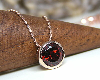 *材質 ・K18ピンクゴールド *石仕様 ・天然ガーネット 　6mmラウンドカット *全体仕様 ・トップ上下：約7．6mm ・トップ幅：約7．6mm ・トップ厚み：約5．2mm ・K18製0．8mm幅カットボールチェーン40cm 　（約37...