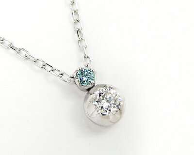 *材質 ・K10ホワイトゴールド *石仕様 ・天然ダイヤモンド　1石 ・ダイヤモンド(トリートメント・スウィートブルー)　1石 ・ダイヤモンド2石トータル0.08ct *全体仕様 ・トップ部：縦6.3×横4.0mm ・K10WG製0.85m...