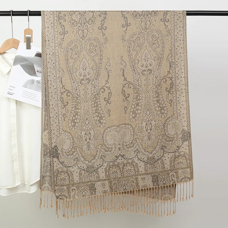 上品ペイズリー柄の大判ストール 190×70cm 美しいペイズリー柄が大人の上質コーデを完成させる大判ストール。 軽くてなめらかなポリエステル素材で、春・秋・冬まで長く活躍します。 ショール・マフラー・ひざ掛けとしても使える万能アイテムです...