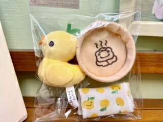 アヒルと桶と手拭いの3点セットです。 サイズ：H13×W15×D4センチメートル