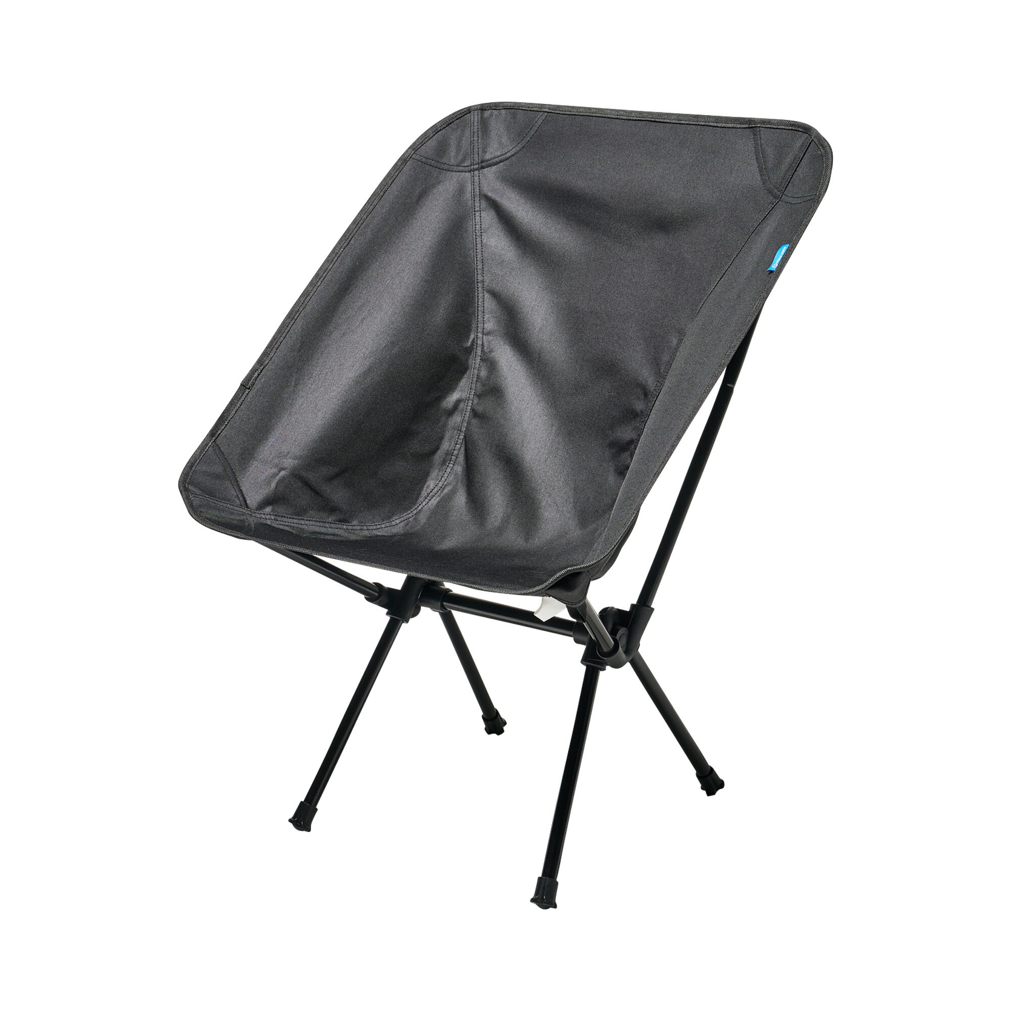 Product 使用シーンを選ばない持ち運び簡単、汎用性抜群チェア 軽量コンパクト、自重でたわむフレーム構造により包み込まれる快適な座り心地を実現した組み立て式、コンパクトチェア。背面フレーム差し込み部分 4箇所にプルストラップ仕様(持ち手...