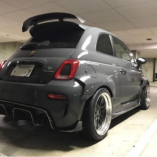 説明前後フェンダーの後方にはアウトレットホールがあり、ここの裏面も型を作り製品面としていたり、フェンダーアーチも切りっぱなしではなく強度を出すために折り返しを作っていたり、細部にわたり様々な作り込みをしています。595シリーズ4は前後バンパ...