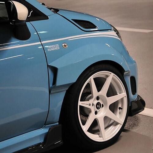 説明前後フェンダーの後方にはアウトレットホールがあり、ここの裏面も型を作り製品面としていたり、フェンダーアーチも切りっぱなしではなく強度を出すために折り返しを作っていたり、細部にわたり様々な作り込みをしています。片側約35mmワイドなディテ...