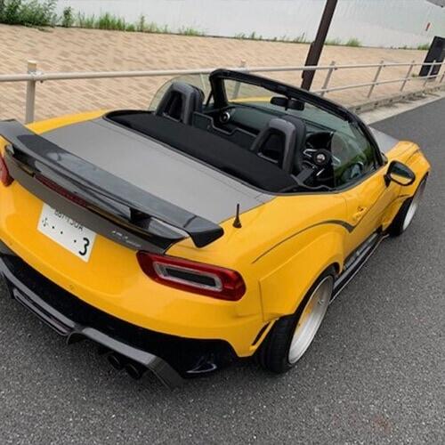 説明ド迫力の+70mmの別世界。片側で+35mm、トータルで+70mmワイドになったこのABARTH 124 Spiderは、THREEHUNDREDがイメージする理想のカタチです。真正面や真後ろから見たスガタは正にワイドアンドローで、カス...